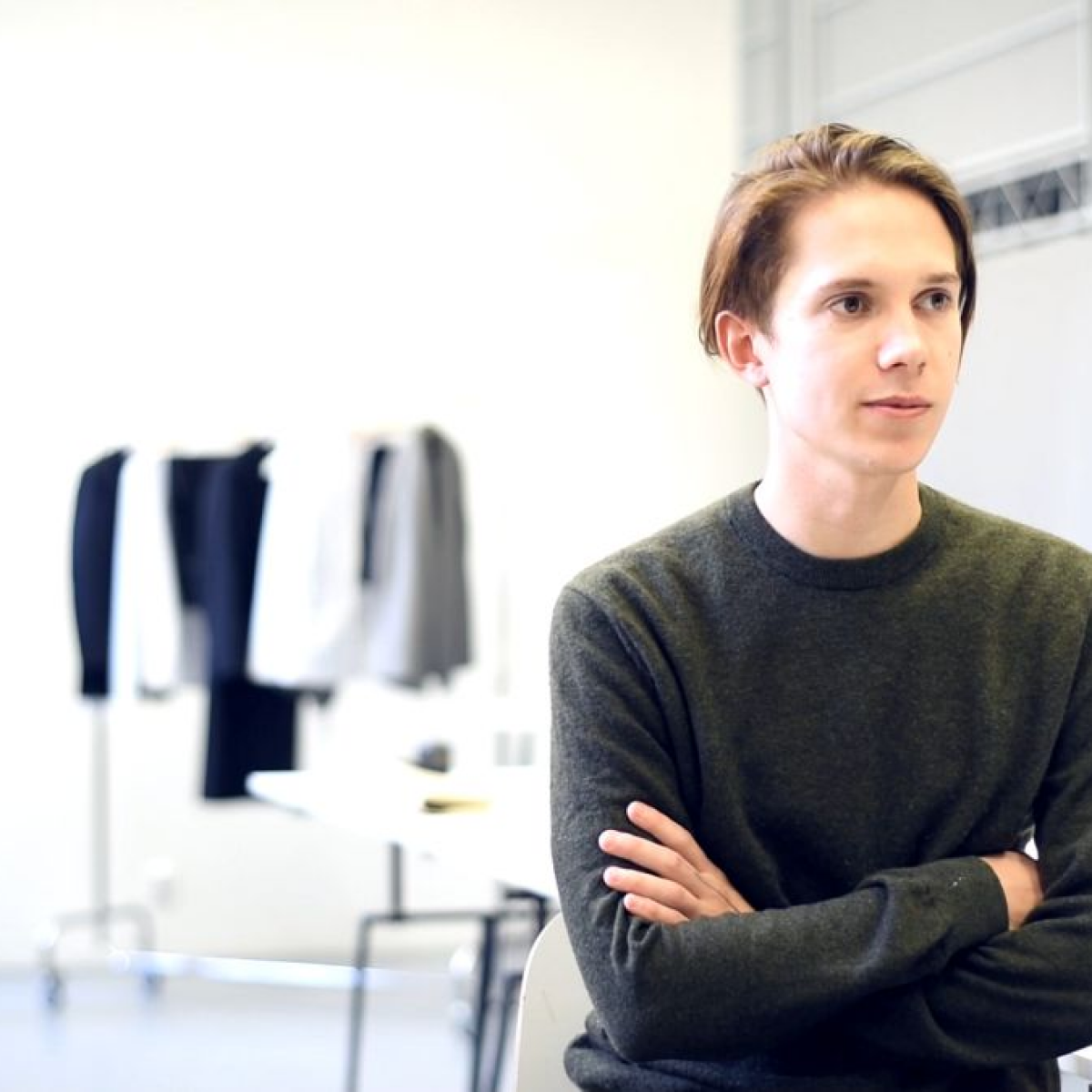 Adam Kost na MBPFW 2019 představil dokonalý střih a vzorované materiály ...