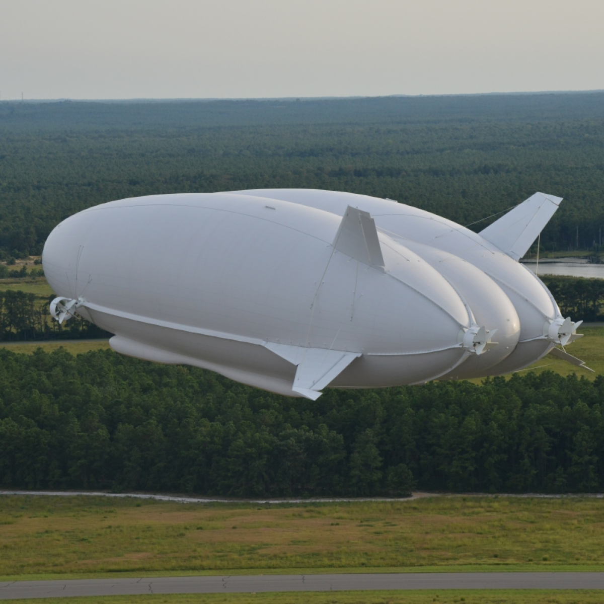 Největší létající stroj na světě se jmenuje Airlander 10 | Moda.cz