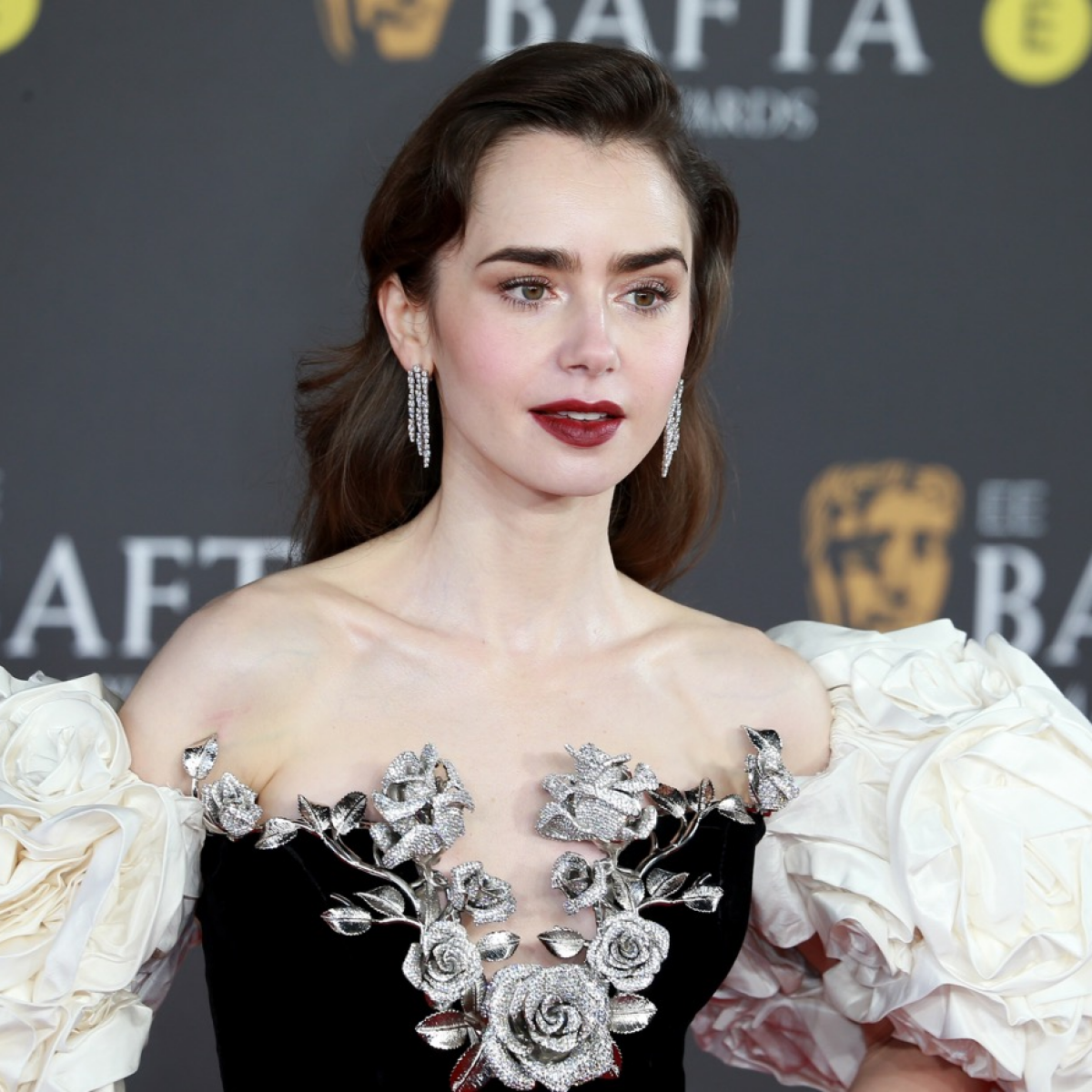 Lily Collins o ofině, tajemství krásné pleti a nejlepších nákupech v ...