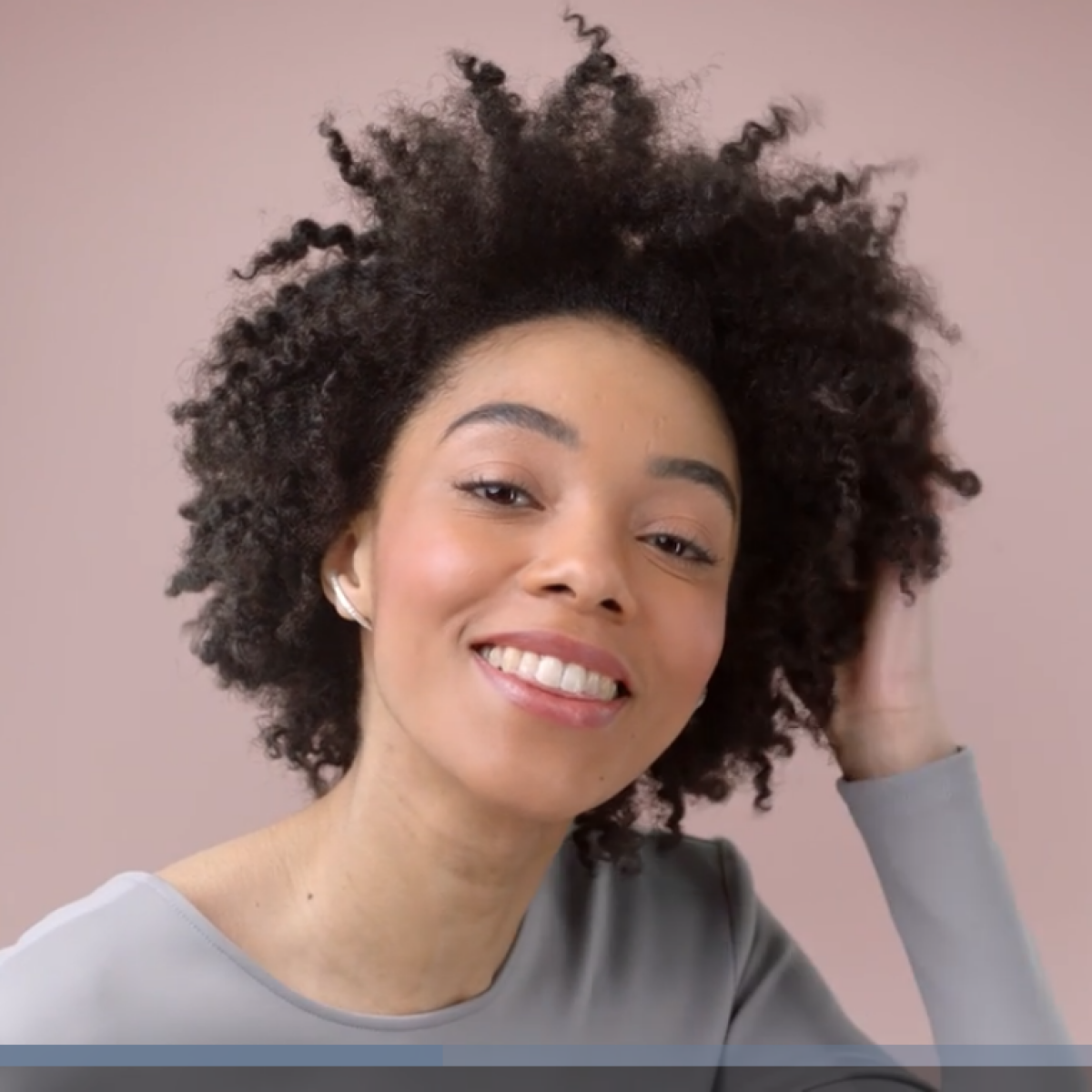 Vlny, prstýnky, kudrliny, afro… Jak na styling pro vlnité vlasy? | Moda.cz