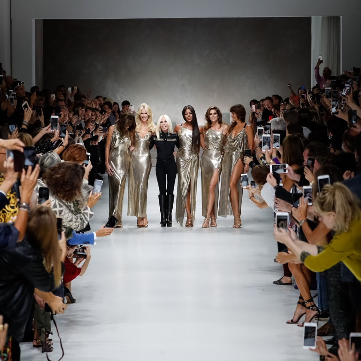 Duben ve světě módy: Versace, Givenchy, Dior i Jean Paul Gaultier mají ...